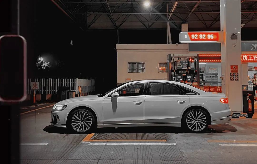 最后的倔强 体验奥迪A8L 55TFSI__凤凰网