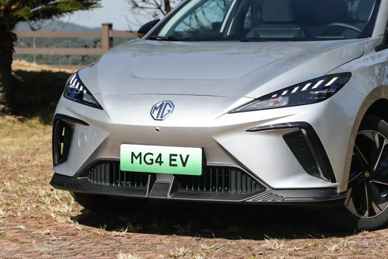 3.8s破百！试驾MG4 EV出海冠军版！这款宝藏车连ID.3都打败了？_凤凰网汽车_凤凰网