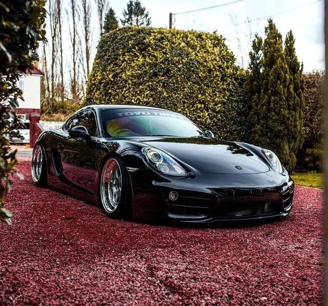 “无碳不欢”的保时捷Cayman S 981，这撞一下不得心疼死？_凤凰网汽车_凤凰网