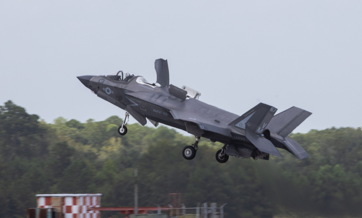 【飞行员跳伞后，这架美军F35B失踪了……】#美军一架F35B战机坠_凤凰网