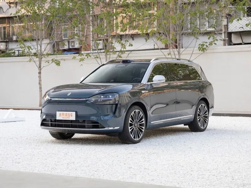 问界M9内饰曝光！中控三联屏，搭华为黑科技…比奔驰GLS咋样？_凤凰网汽车_凤凰网