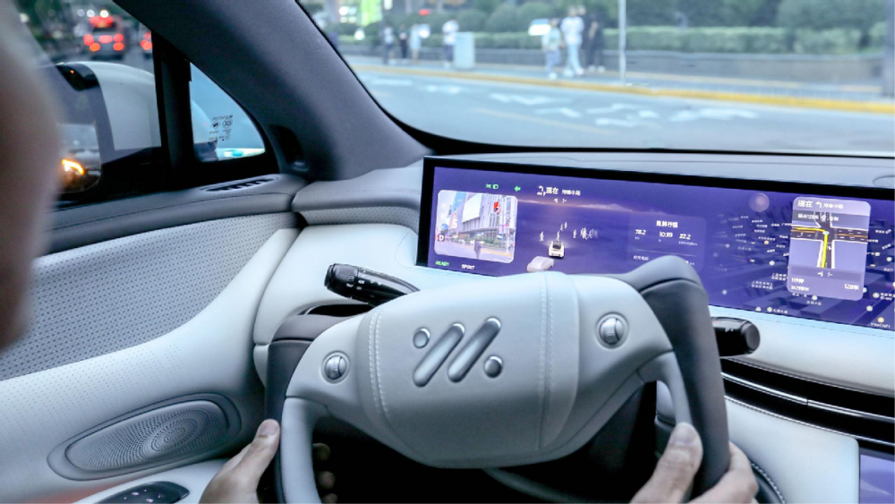 更适合城市的智能SUV，搭全程Ai舱的智己LS7上市，28.98万起_凤凰网汽车_凤凰网