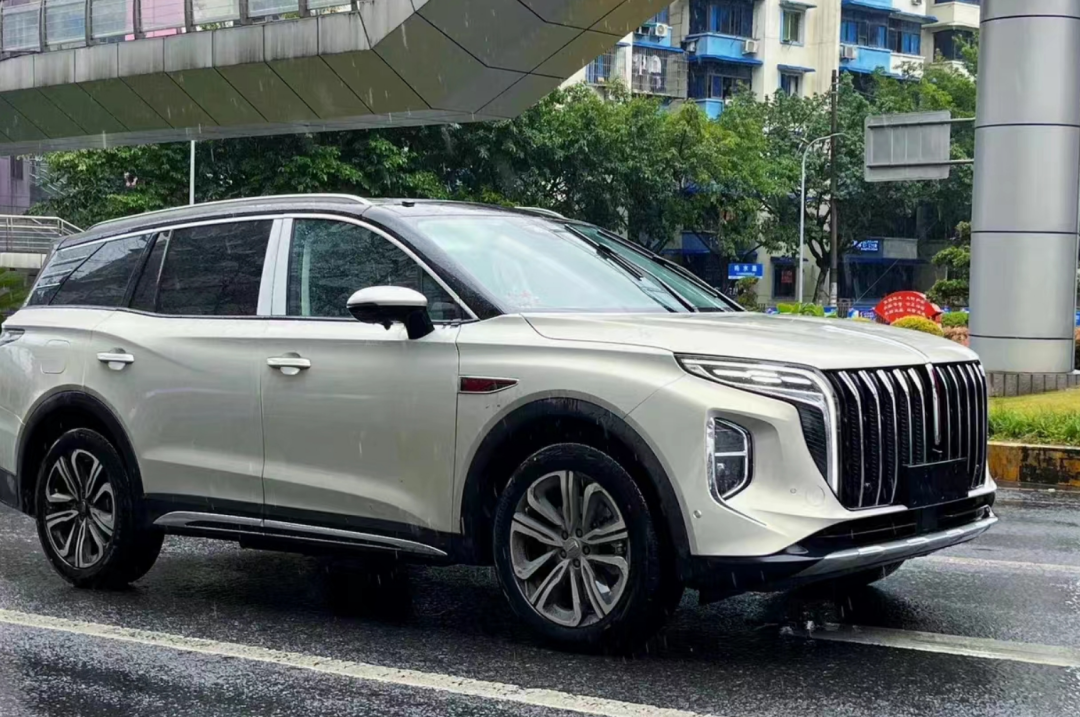 红旗再放“大招”！HS3、HS6实车街拍，前者更亲民、后者有气势_凤凰网