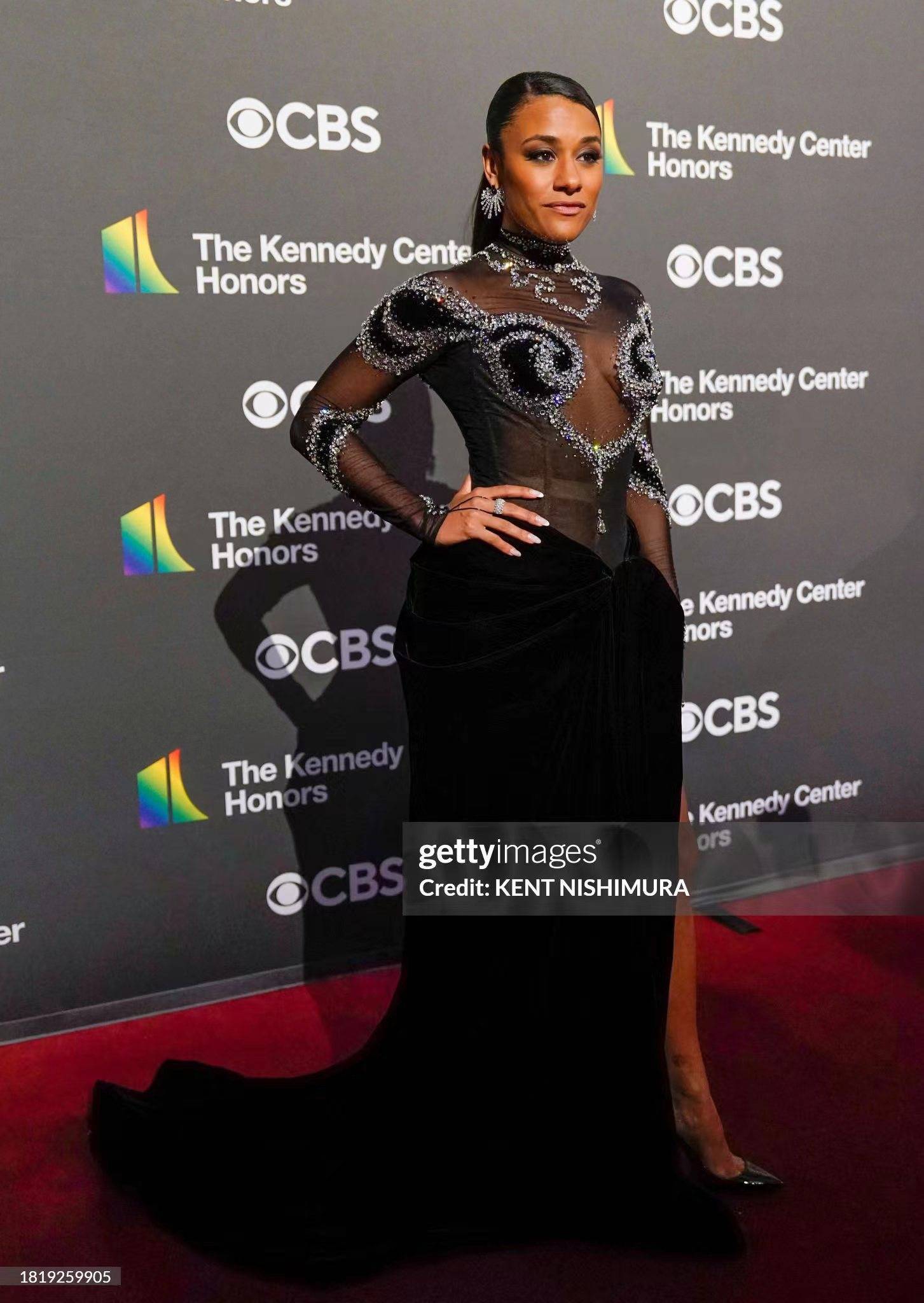 奥斯卡得主阿丽亚娜·德博斯穿着CHENEY CHAN Private高级时装亮相活动_凤凰网区域_凤凰网