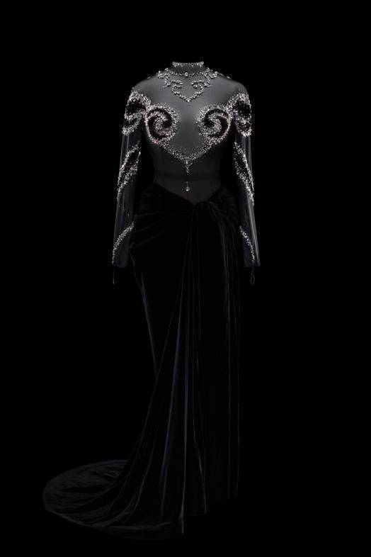 奥斯卡得主阿丽亚娜·德博斯穿着CHENEY CHAN Private高级时装亮相活动_凤凰网区域_凤凰网