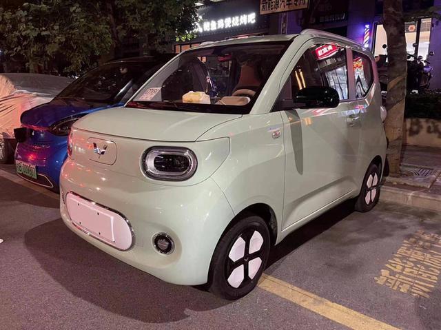 宏光MINIEV第三代马卡龙版外观曝光，这颜值就问你还有谁？_凤凰网汽车_凤凰网