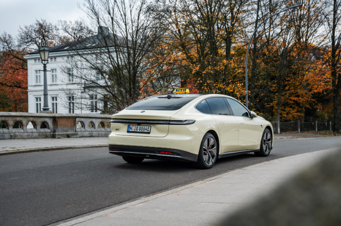 蔚来ET7出租车在德国上线，运营公司享30%折扣_凤凰网