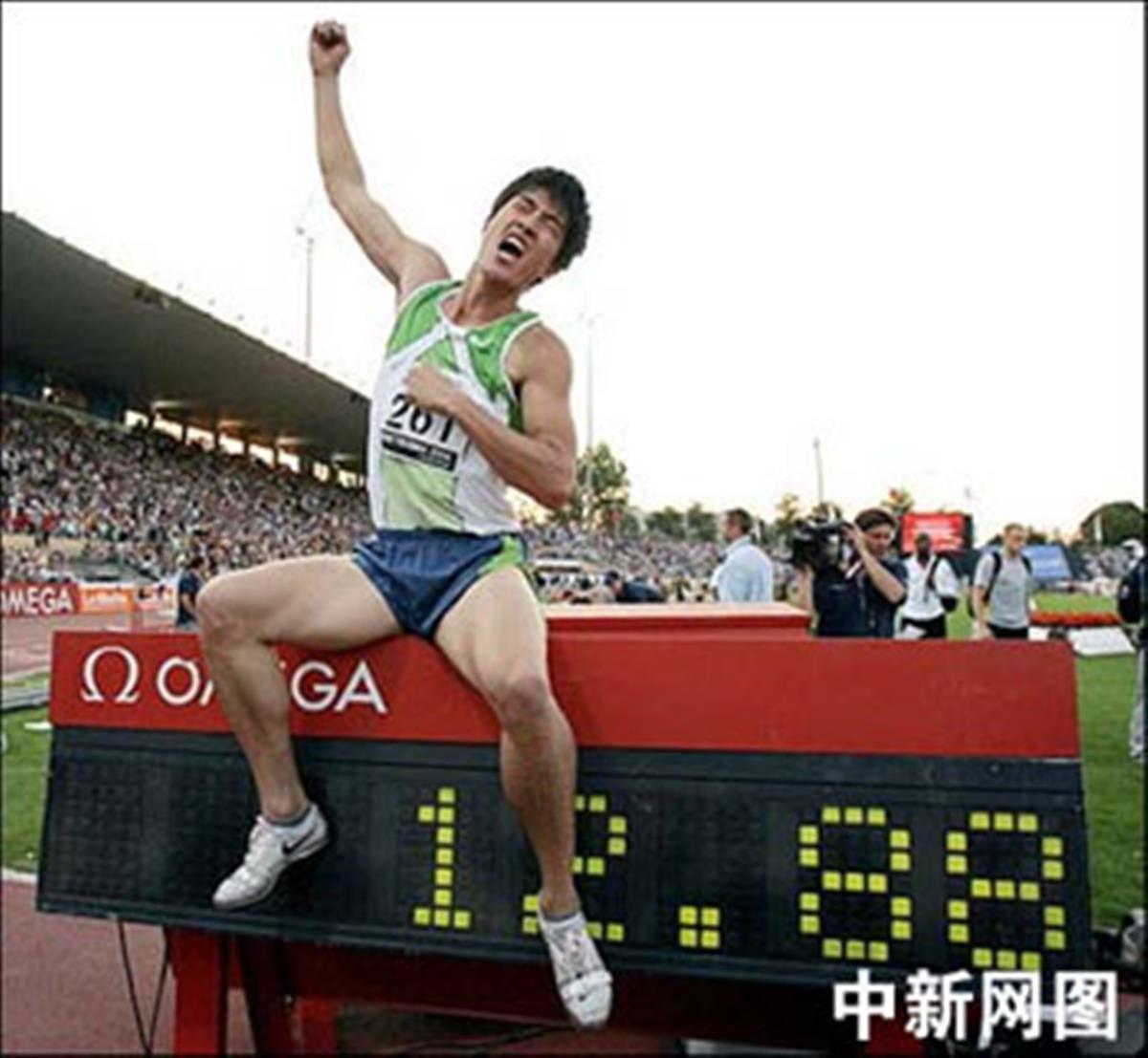 刘翔更新动态，重回12秒88夺冠的瑞士洛桑，网友感慨：好久不见_凤凰网