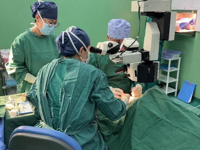 朝聚眼科集团、内蒙古首例强生眼力健TECNIS Symfony™ Toric IOL植入手术在内蒙古朝聚眼科医院成功开展_凤凰网商业_凤凰网