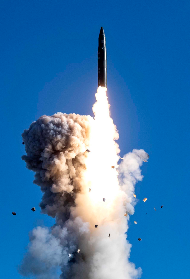 中国公开向太平洋发射洲际导弹照片，这4个关键信息值得关注_凤凰网资讯_凤凰网