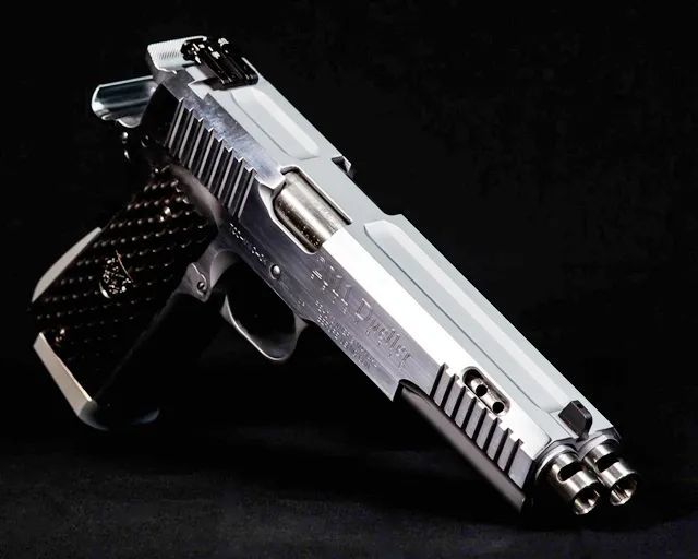 双倍的火力输出，阿森纳AF2011-A1双管手枪_凤凰网历史_凤凰网