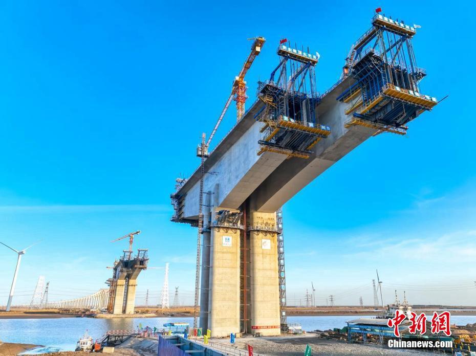 G228丹东线滨州段套尔河特大桥加快建设