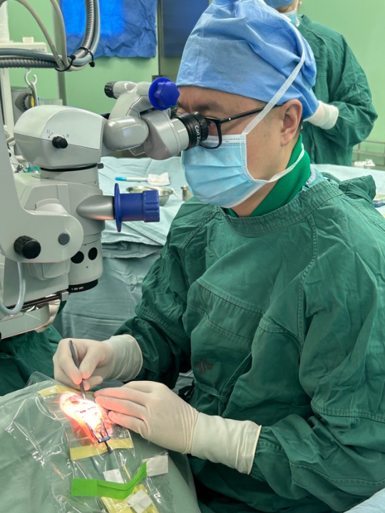 全国首批强生眼力健TECNIS Symfony™ Toric IOL植入手术在航天中心医院成功开展_凤凰网商业_凤凰网