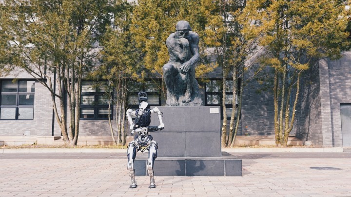 PNDbotics携人形机器人Adam亮相央美AI活动周，探索科技与艺术的融合_凤凰网