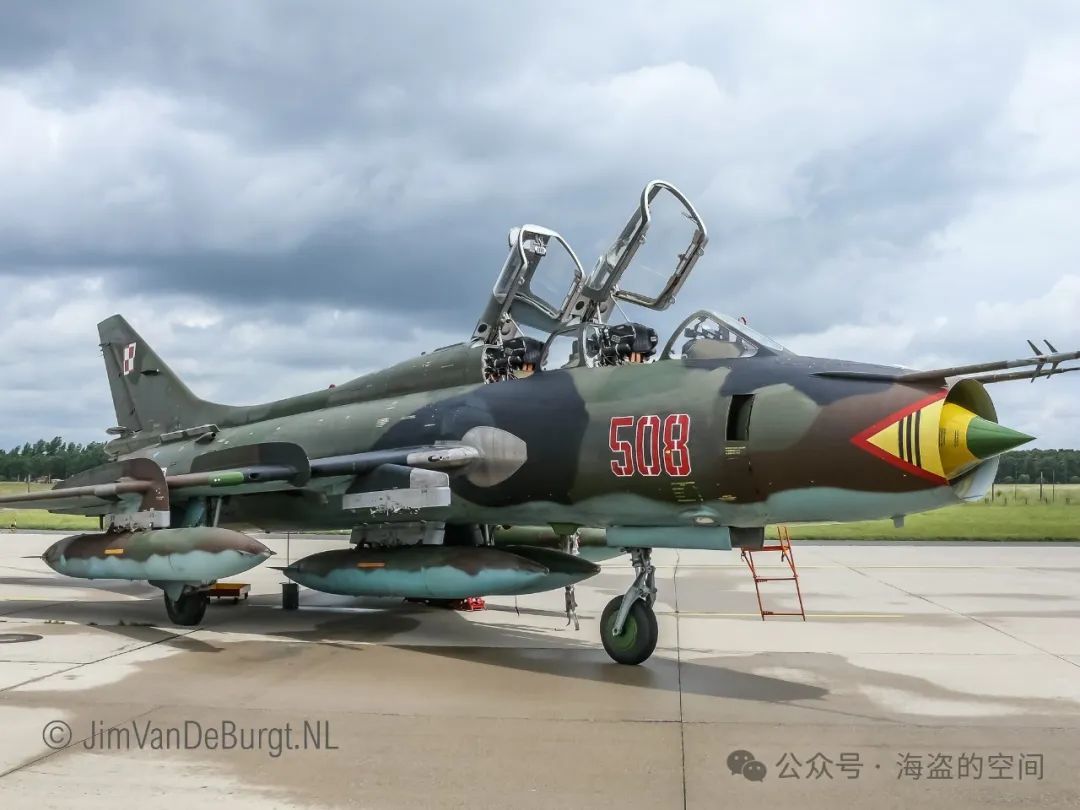 苏-17 攻击机 掠翼喷气式战斗攻击机 Su-17 Attack aircraft（轰炸机）_凤凰网