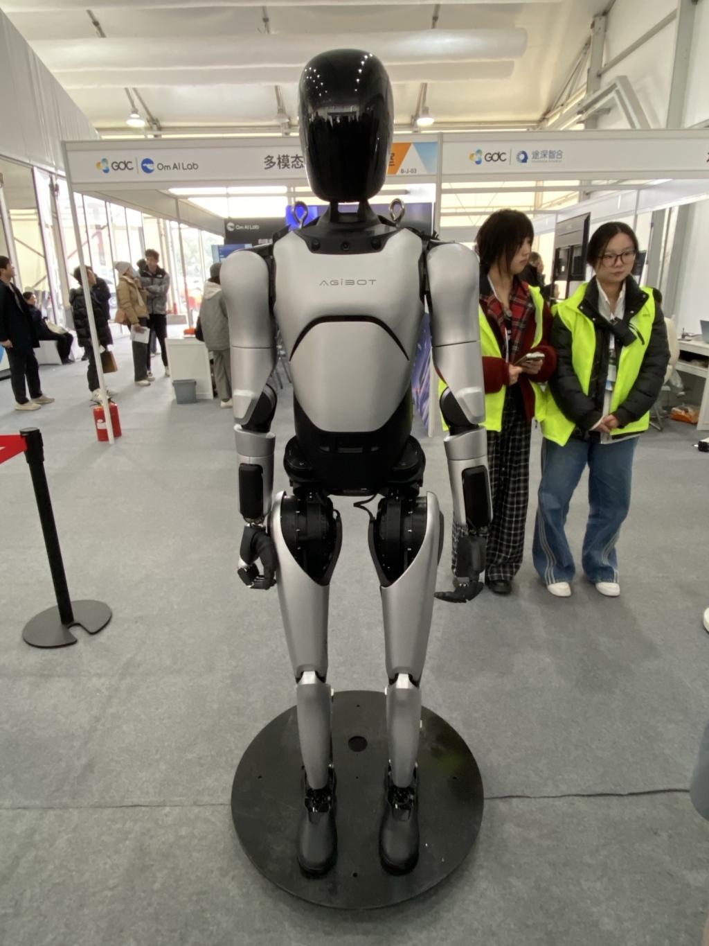 踢球遛狗搬重物……这届GDC大会，人形机器人有多吸睛？_凤凰网