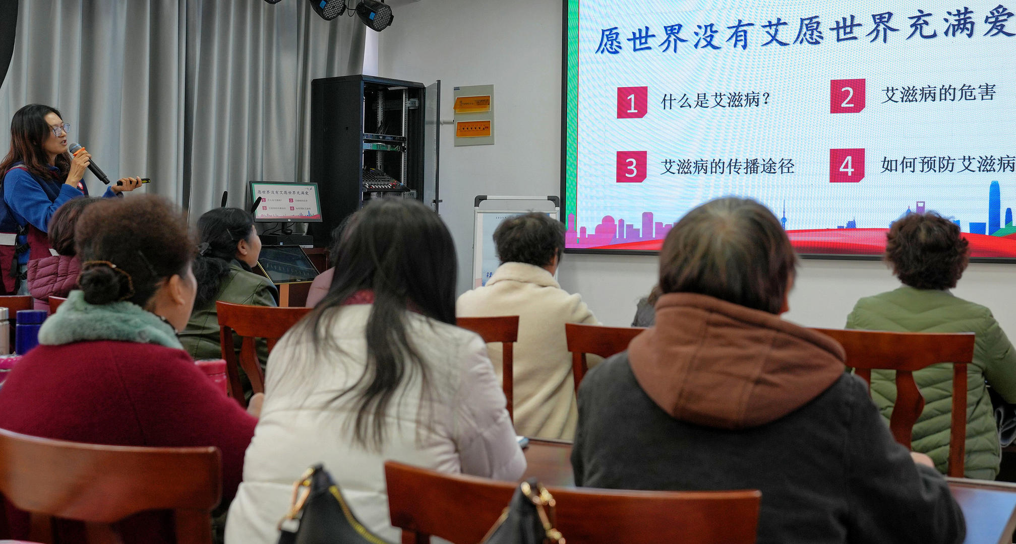 老年艾滋病感染比例攀升引热议，多地已出台专项防控措施_凤凰网