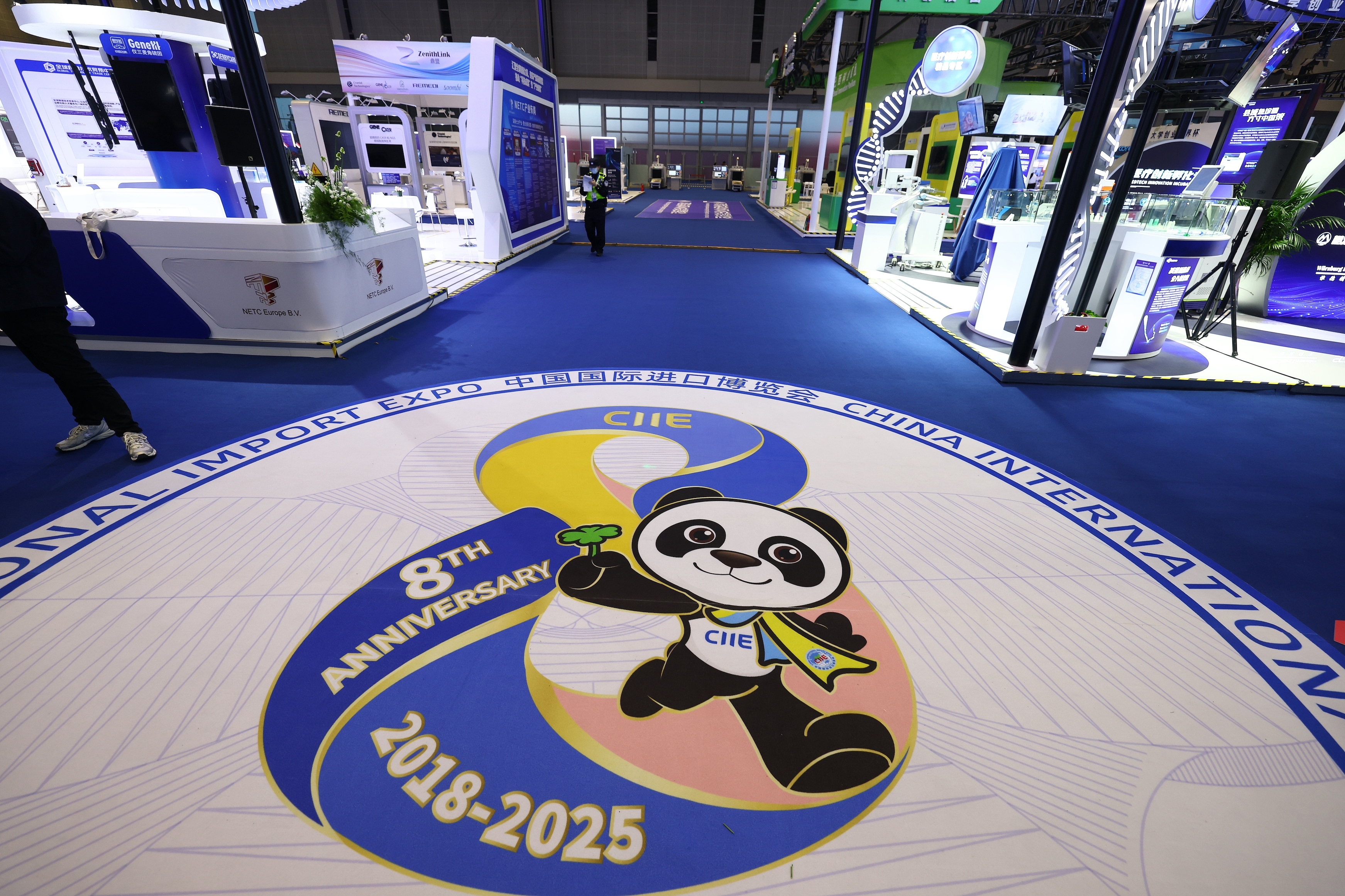 黄浦江潮涌，八方宾朋来。11月5日，第八届中国国际进口博览会（以下简称“进博会”）在国家会展中心（上海）正式开幕。作为党的二十届四中全会胜利_凤凰网财经_凤凰网