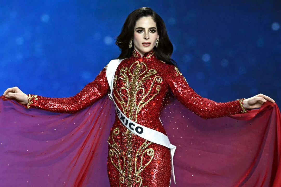 芬兰选美冠军做眯眯眼手势 因歧视中国人被撤头衔！ - 娱乐新闻 - 温哥华天空 - Vansky