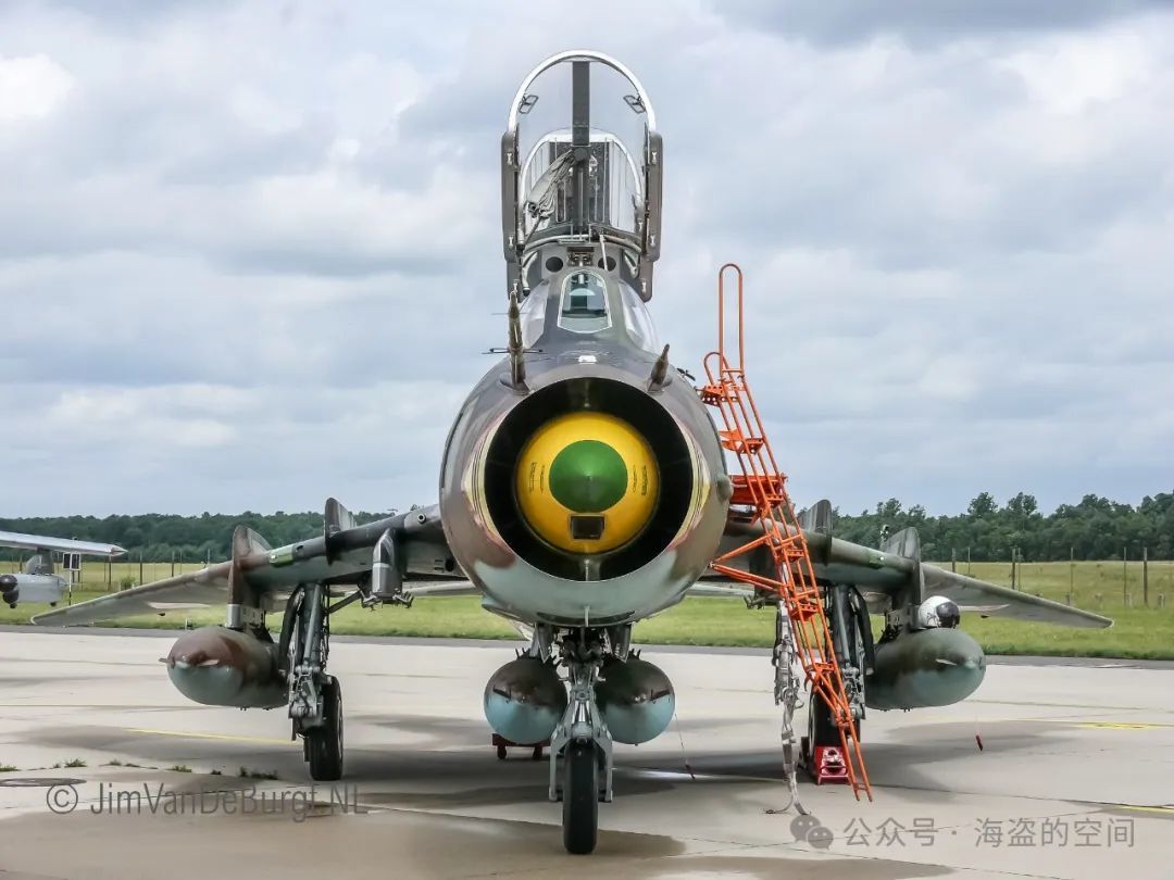 苏-17 攻击机 掠翼喷气式战斗攻击机 Su-17 Attack aircraft（轰炸机）_凤凰网历史_凤凰网