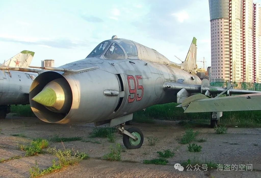 苏-17 攻击机 掠翼喷气式战斗攻击机 Su-17 Attack aircraft（轰炸机）_凤凰网