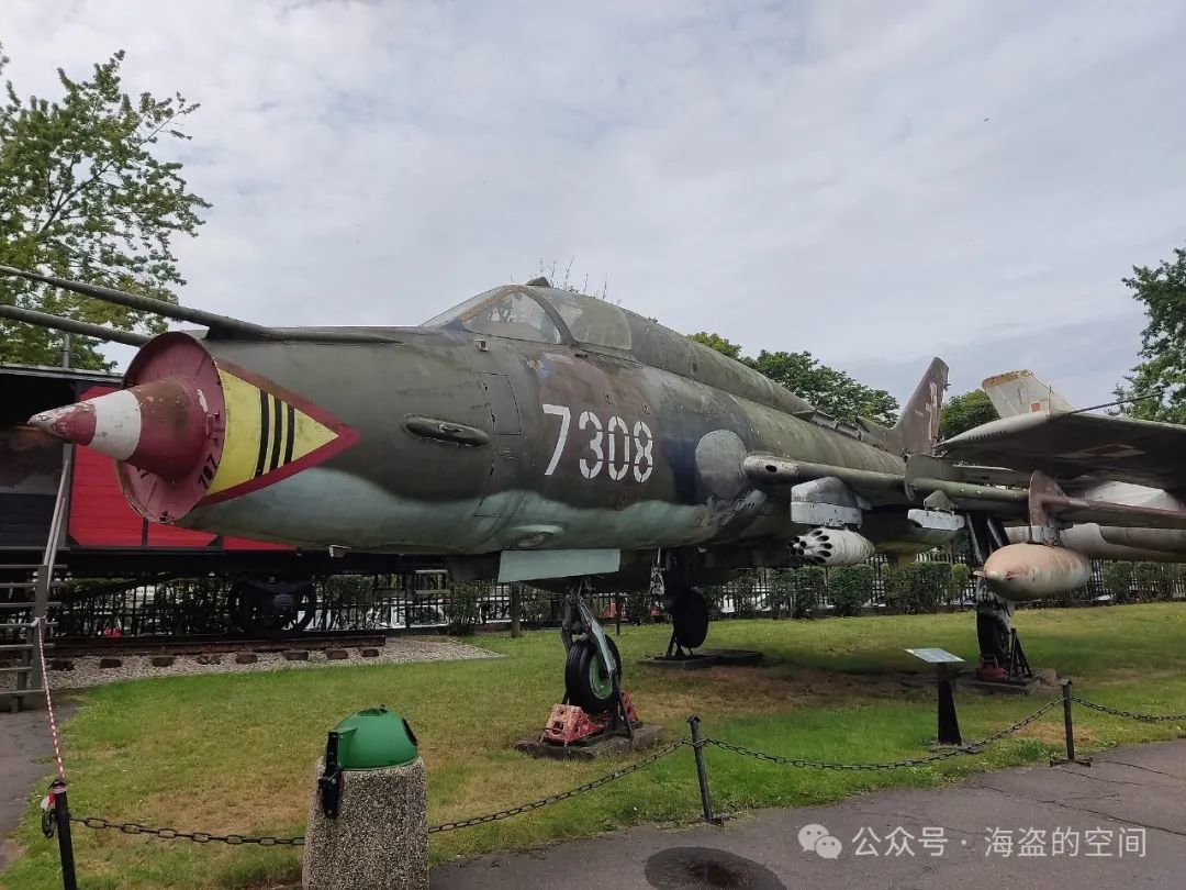 苏-17 攻击机 掠翼喷气式战斗攻击机 Su-17 Attack aircraft（轰炸机）_凤凰网