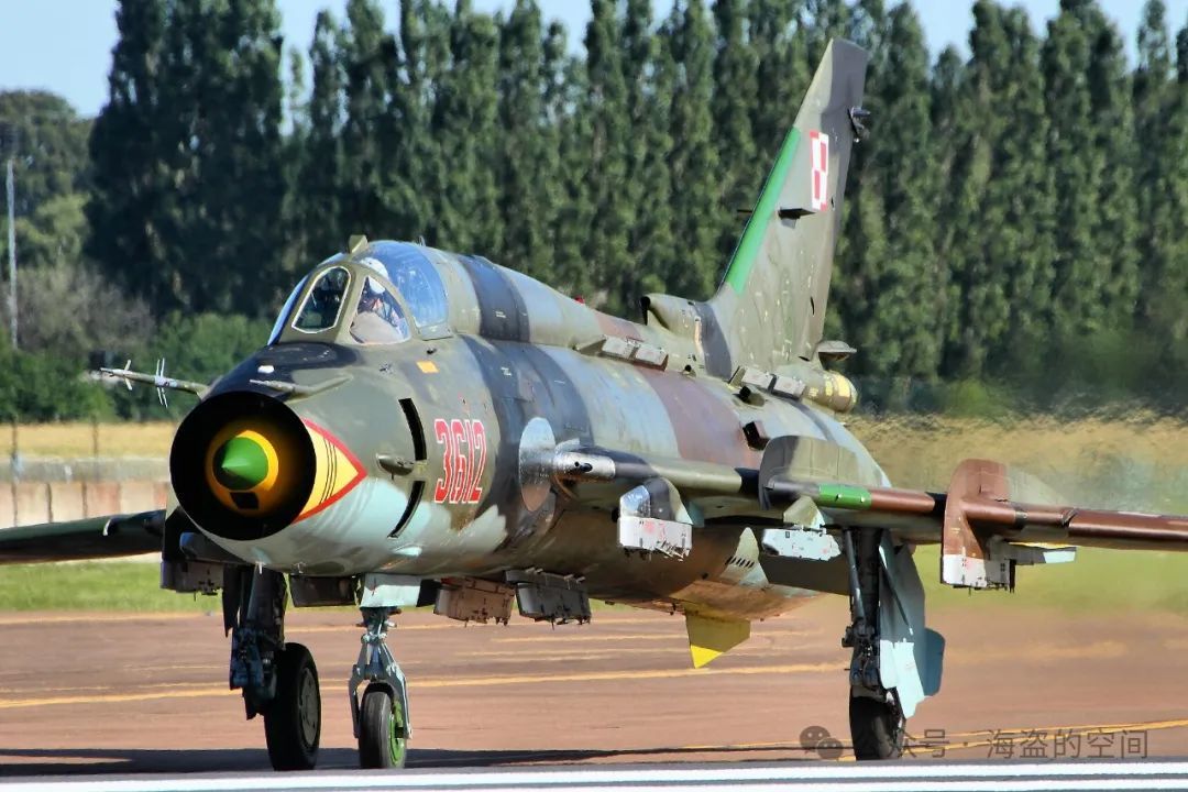 苏-17 攻击机 掠翼喷气式战斗攻击机 Su-17 Attack aircraft（轰炸机）_凤凰网历史_凤凰网