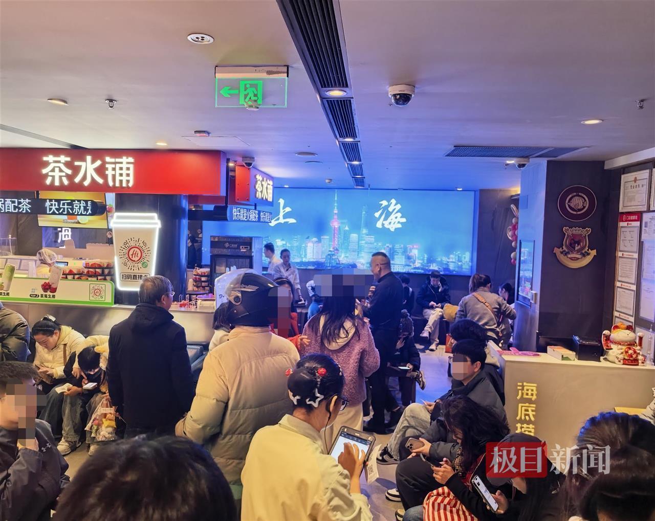 上海跨年夜有游客提前4小时到达外滩观景台，商圈饭店排队近200号_凤凰网