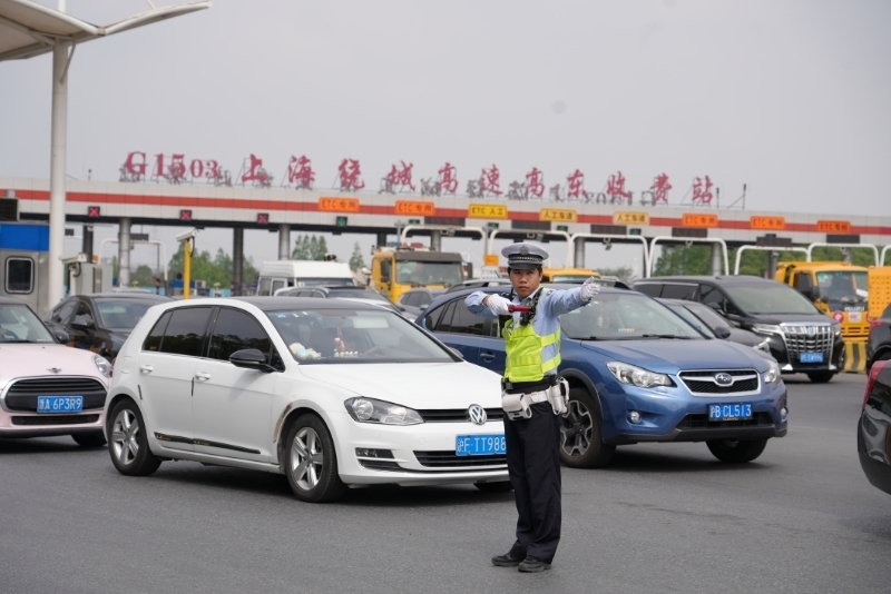 五一首日出沪高峰，G1503高东收费站上午车速约30公里/小时_凤凰网