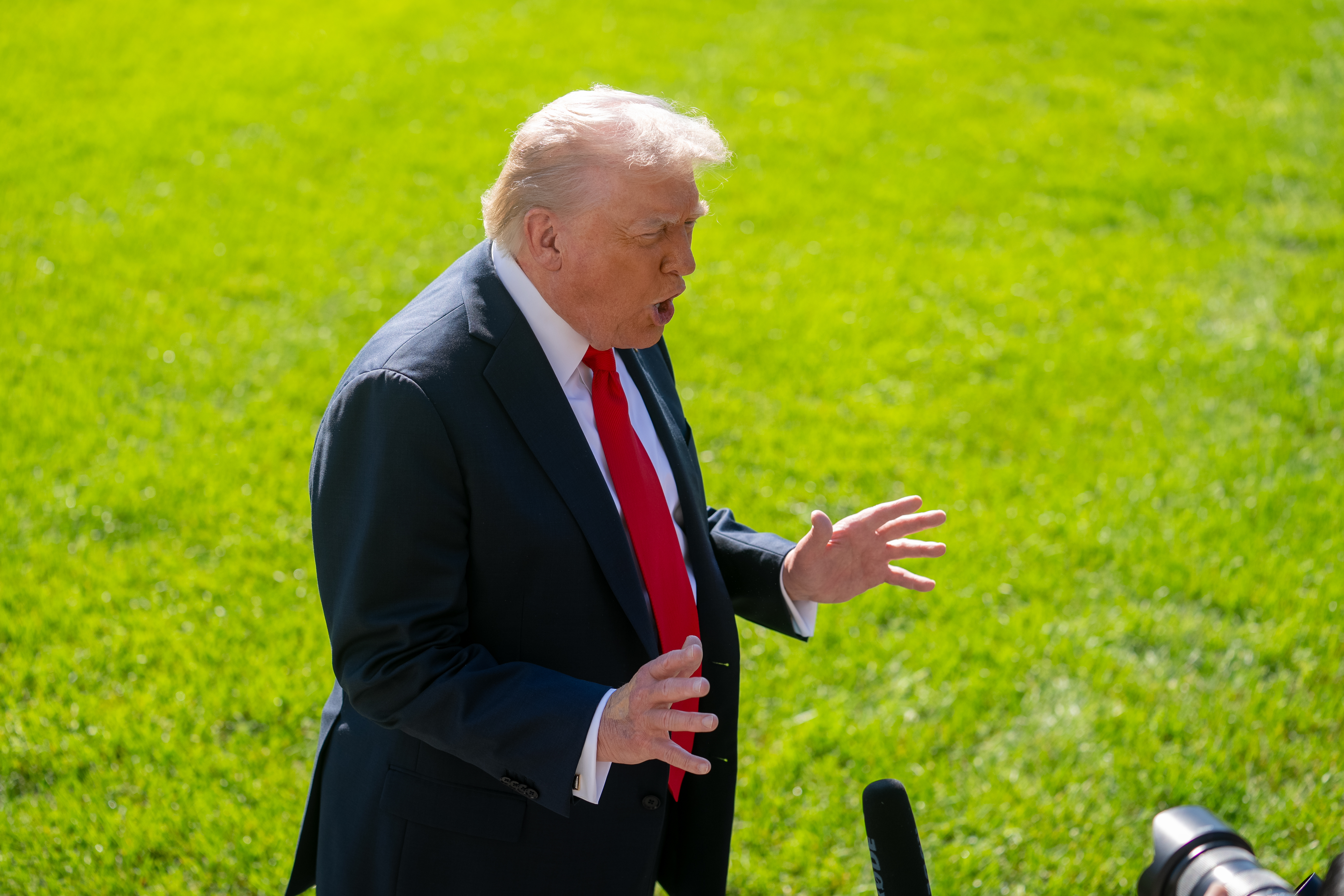 特朗普承认没少吃药，否认开会睡觉_凤凰网