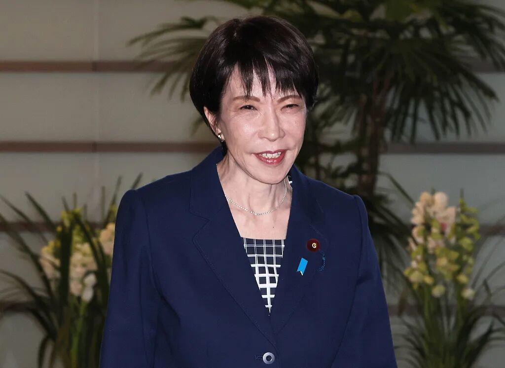 高市早苗拉票时边哭边诉苦，称“这3个月我咬紧牙关、全力以赴”，支持率已跌至57%_凤凰网