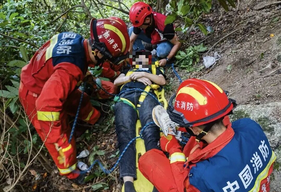 男子摔下山崖被树杈接住后昏迷，游客捡到手机，抬头发现了他_凤凰网