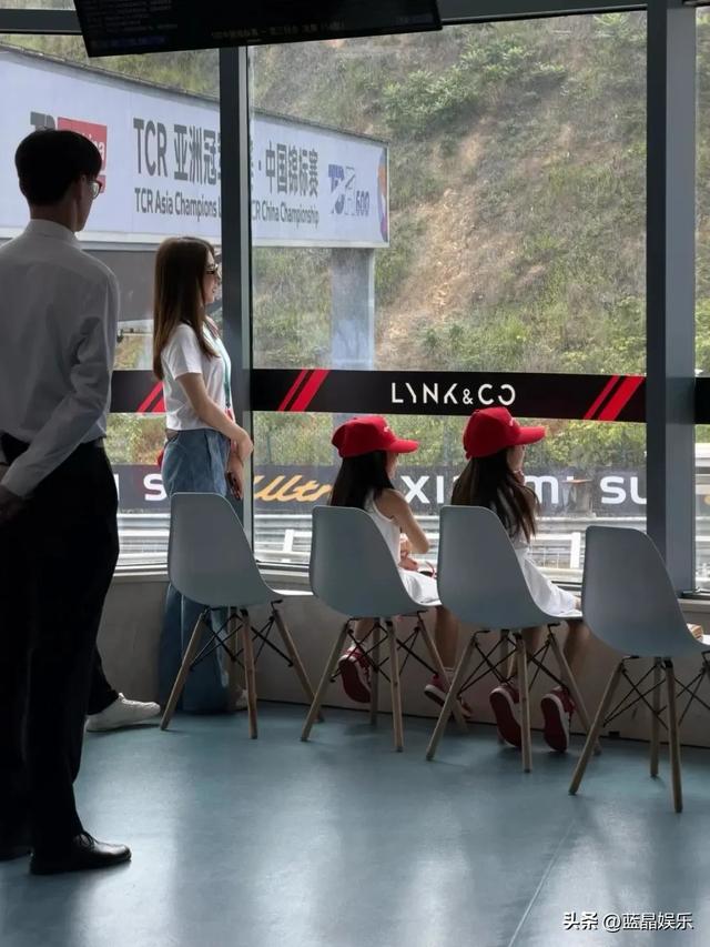 61岁郭富城参加赛车，状态超好，方媛带两个女儿前往观看，很可爱__凤凰网