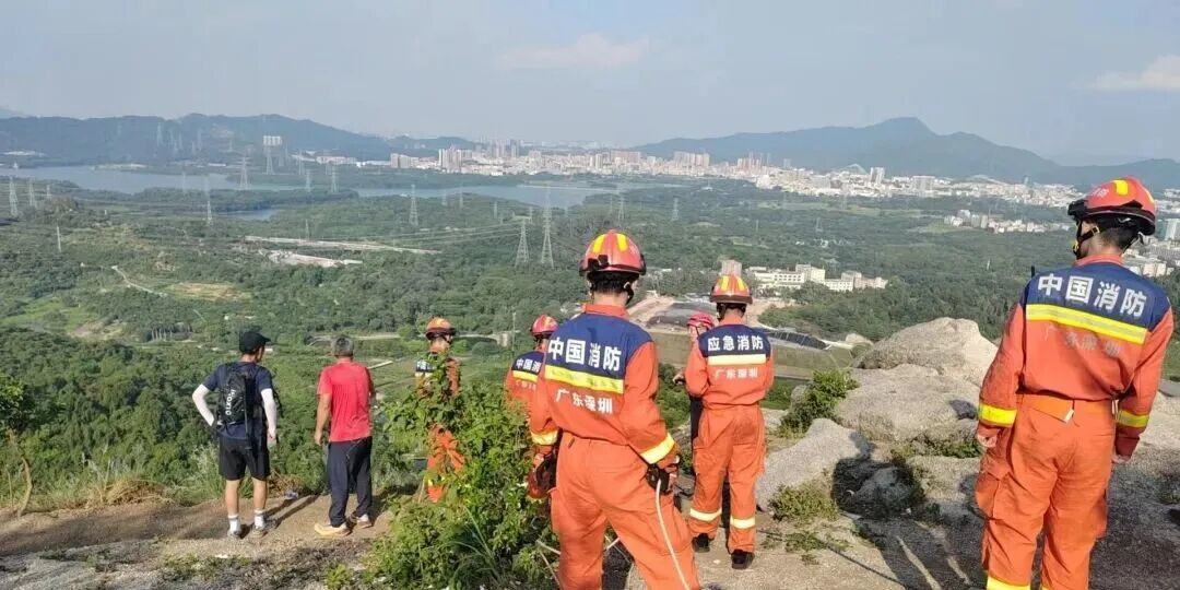 男子摔下山崖被树杈接住后昏迷，游客捡到手机，抬头发现了他_凤凰网