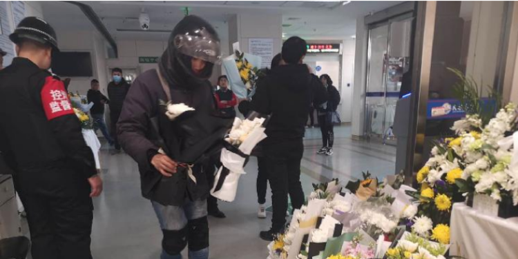 探访民航总医院:杨文医生悼念点收到几百束鲜花凤凰网