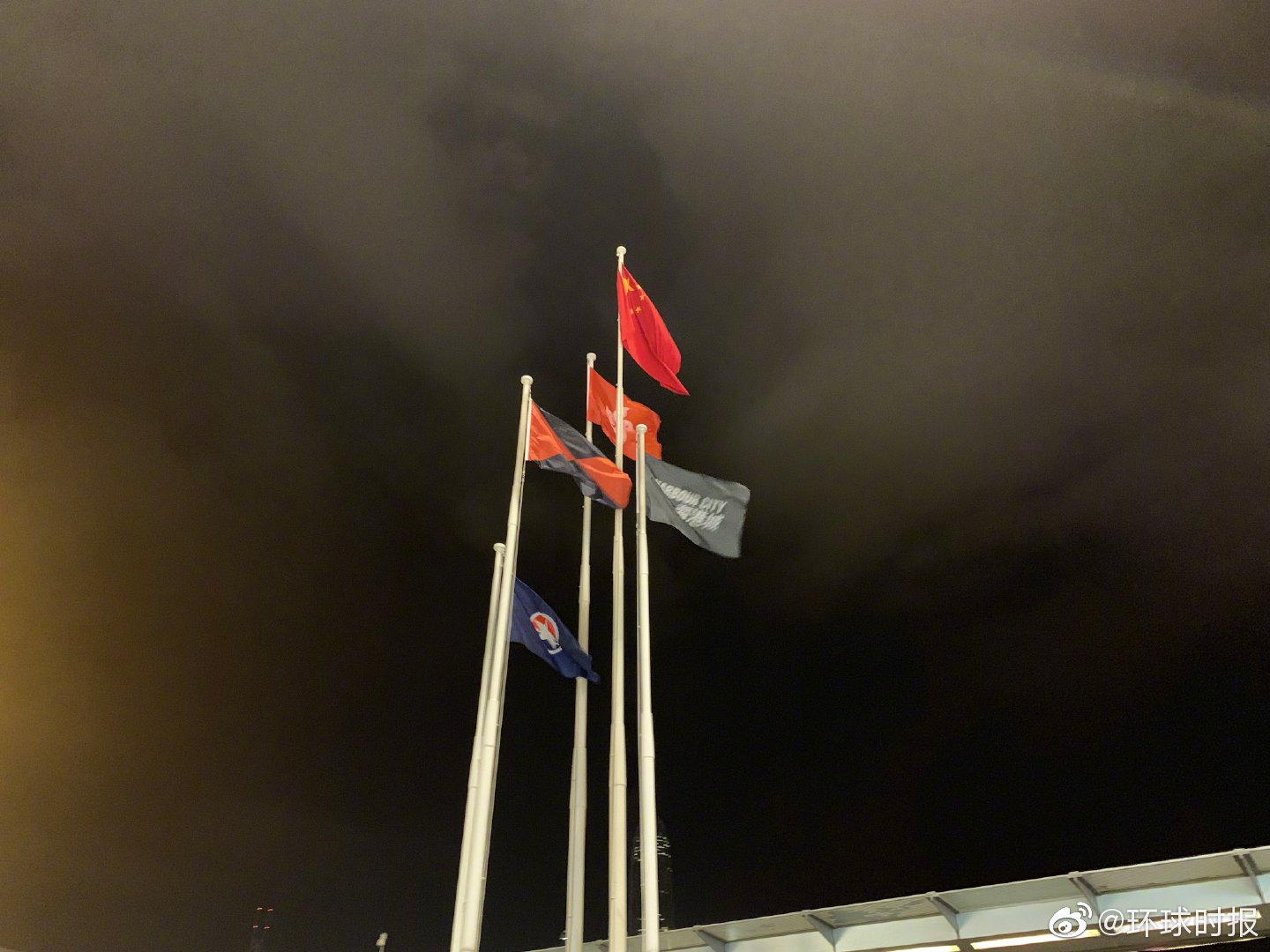 国旗被暴徒扔海后，香港居民将国旗重新升起(图) - 港澳特区 - 倍可亲