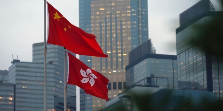 暴徒平安夜冲击港警还有人挥动“港独”旗 港府谴责_凤凰网