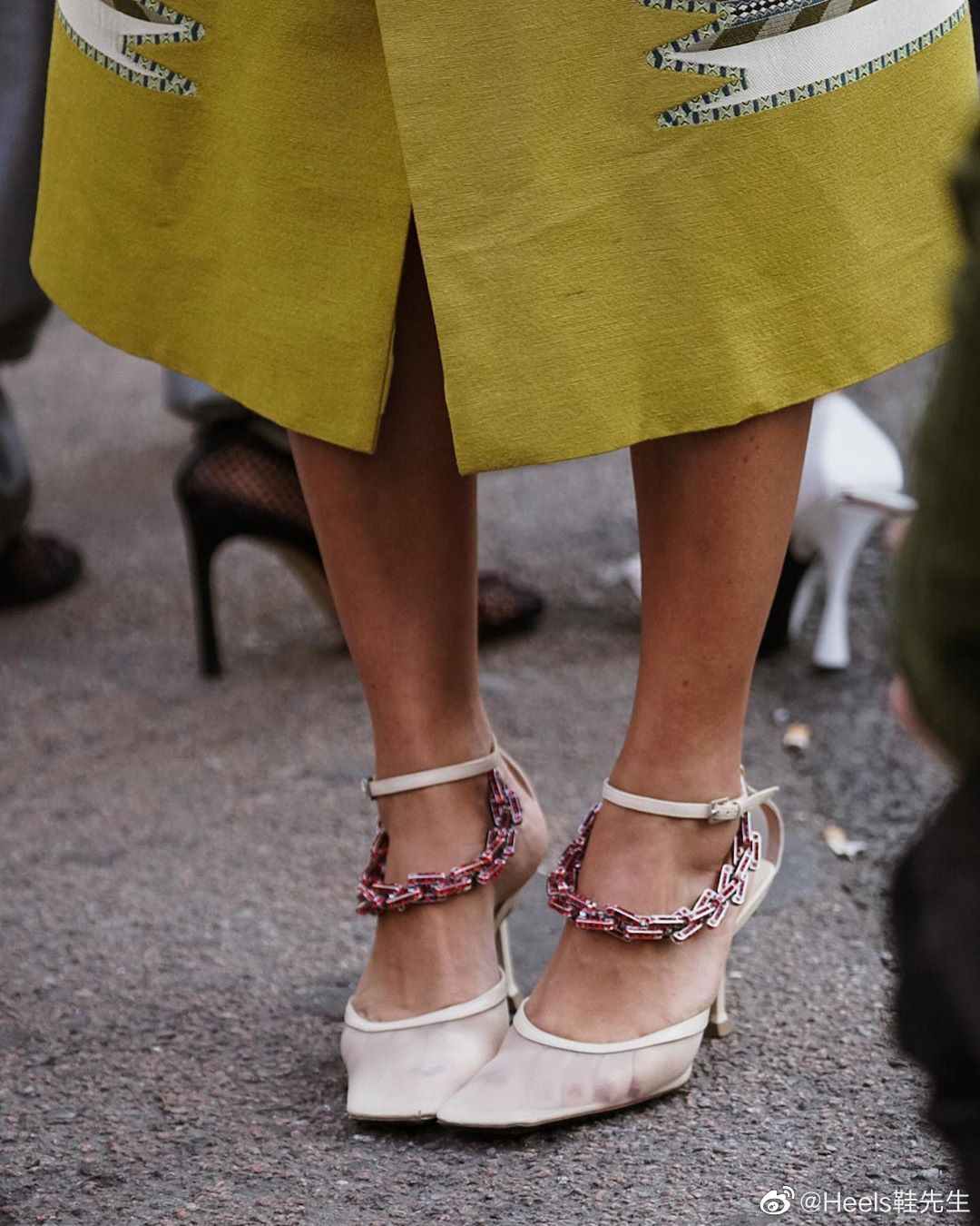 种草宋慧乔的链条包后 我又被火速上位的链条鞋吸引了..._凤凰网
