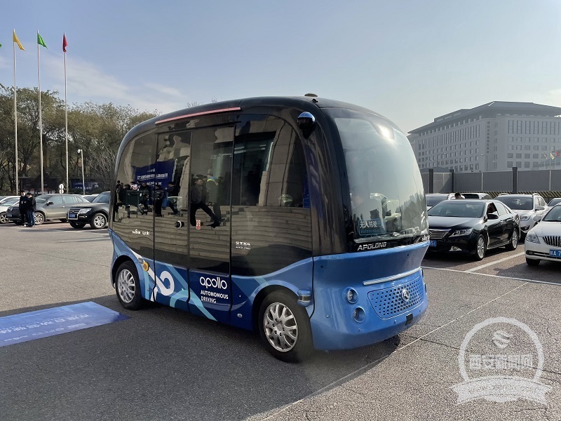 Apollo无人驾驶电动巴士亮相 引市民争相围观体验凤凰网陕西_凤凰网