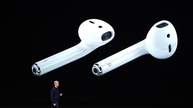 TWS抢位赛再燃！反超苹果AirPods的五大“王牌技能”_凤凰网