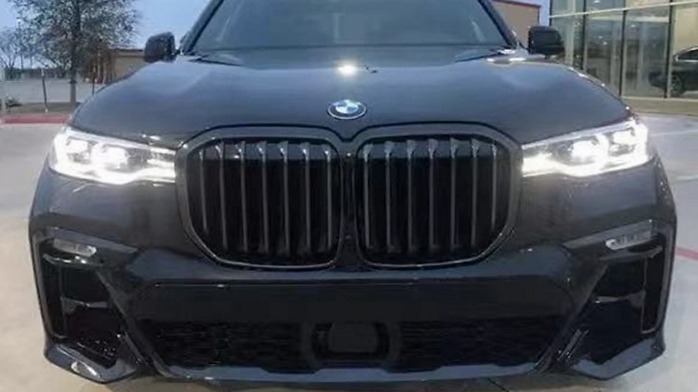 宝马X7 M50i到店实拍，六座布局搭4.4T发动机_凤凰网视频_凤凰网