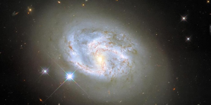 哈勃太空望远镜再次捕捉到螺旋星系 这次是NGC 4680_凤凰网