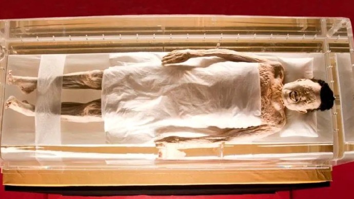 古墓探秘（上）：神秘女尸为何千年不腐？_凤凰网