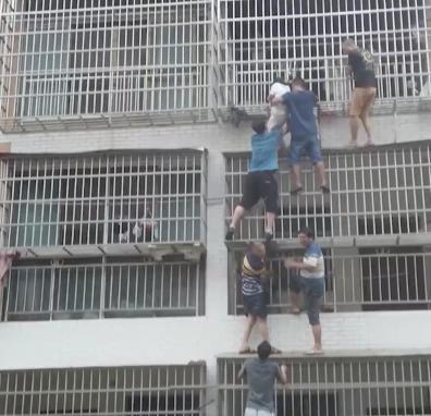 居民楼失火 6名男子爬窗搭“人梯”凤凰网湖南_凤凰网