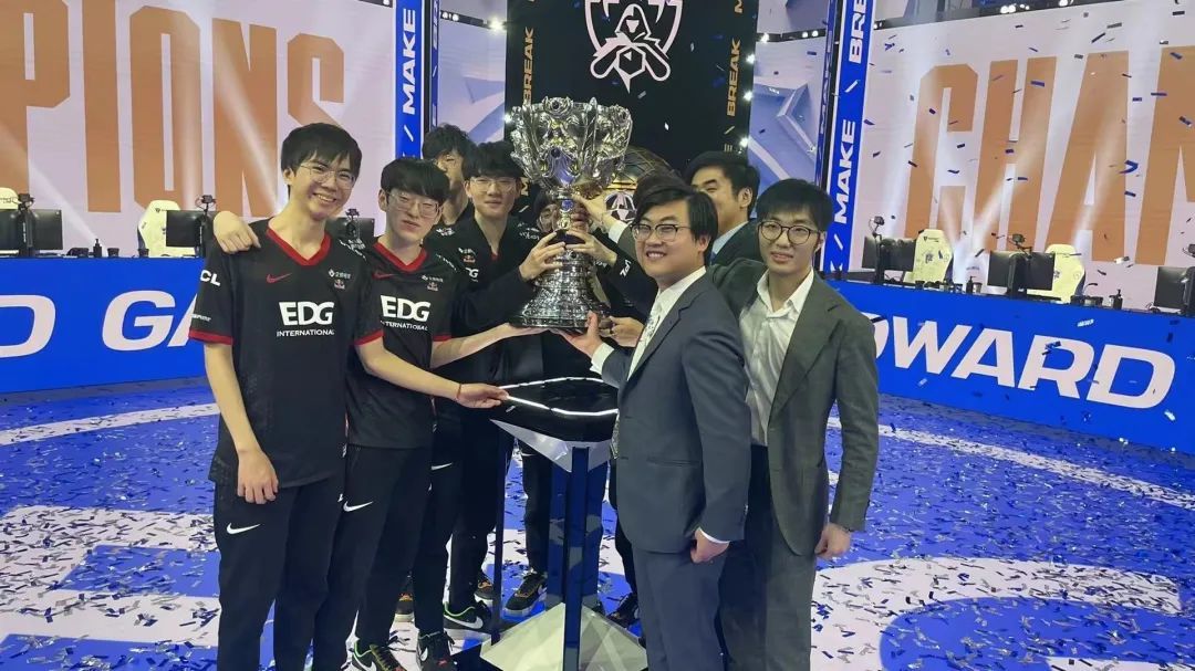 EDG夺冠，老板身份曝光！从王思聪到朱一航，为何“地产二代们”热衷电竞？_凤凰网