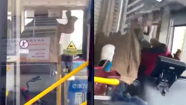 男子公交车上殴打司机欲翻窗逃离，附近群众将其堵在车上凤凰网视频凤凰网