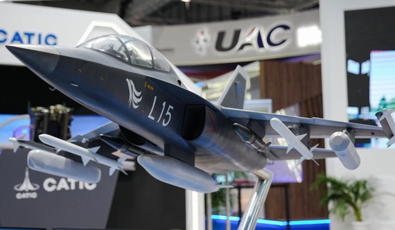 中国L-15AW新一代攻击战斗高教机首次亮相迪拜航展_凤凰网