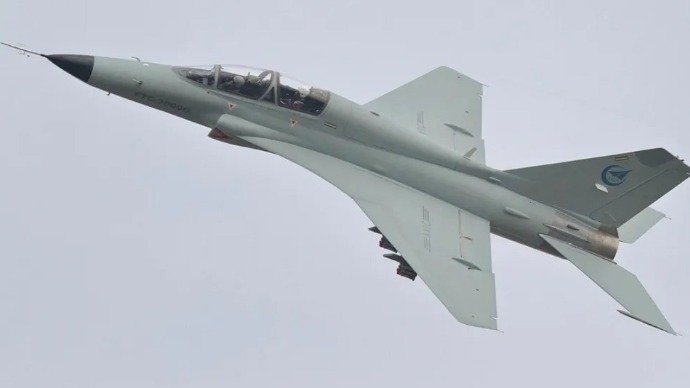 罕见同框！中国L-15与美国F-16相遇引发关注_凤凰网