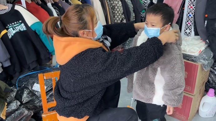 妈妈带儿子上街买衣服，儿子试穿几套太臭美，最后还舍不得换下来凤凰网视频凤凰网