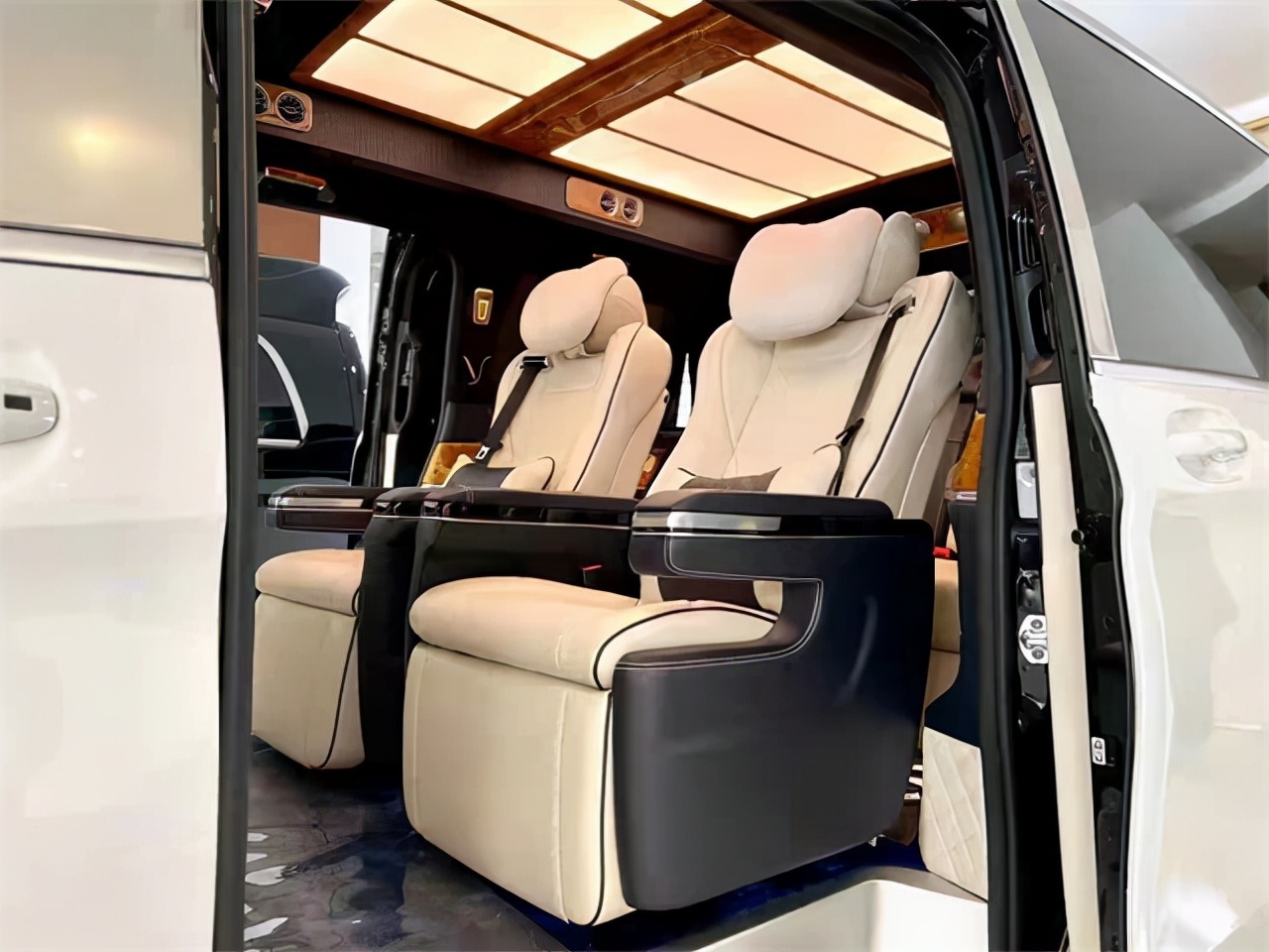 奔驰V260L全新改装商务车超豪华定位_凤凰网汽车_凤凰网